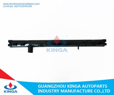 Chine Réservoir en plastique de radiateur de réservoir d'eau de radiateur de Toyota pour Innova Vigo '04 À à vendre
