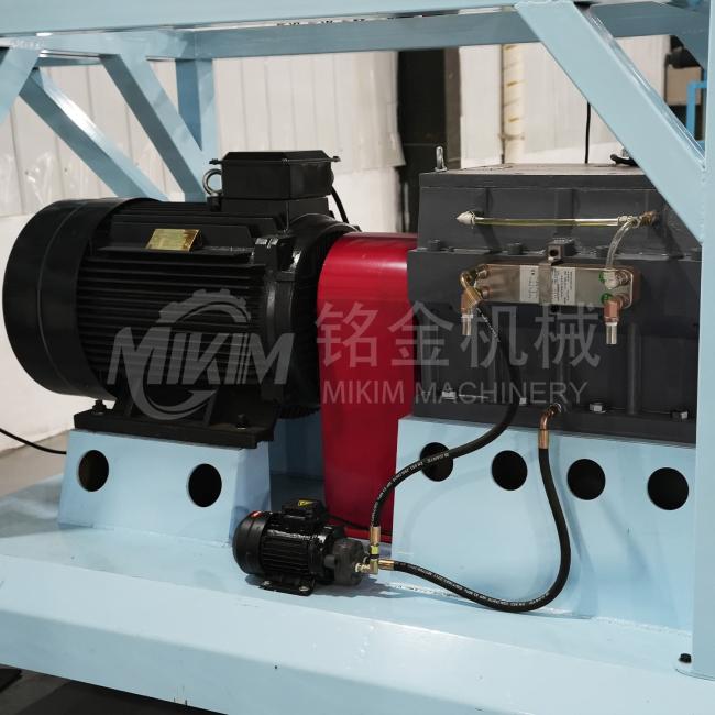 Industrial-grade main motor and heavy-duty gearbox providing stable torque transmission for high-capacity 1.5 T/H aquafeed extrusion.