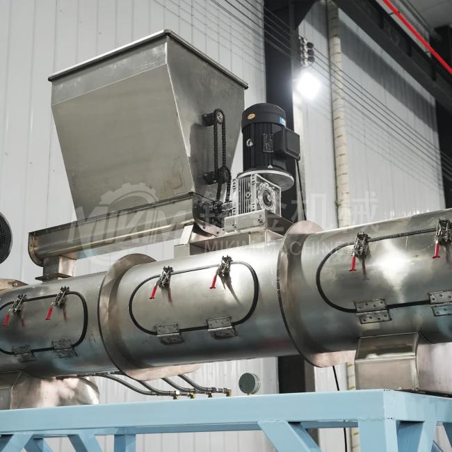 Stainless steel feeding hopper, feed motor, and twin-shaft modulator for optimized raw material pre-conditioning in floating fish feed production.
