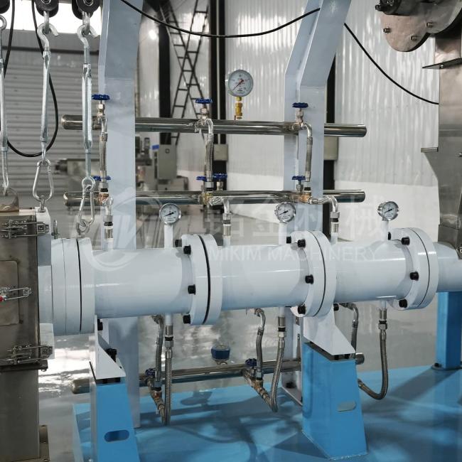 Multi-zone puffing heating chamber for optimal cooking and expansion of floating fish feed pellets.