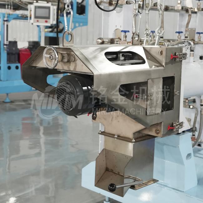 High-speed knife motor with precision handwheel adjustment for uniform pellet sizing in a 1.2-1.5 T/H Twin screw floating fish machine