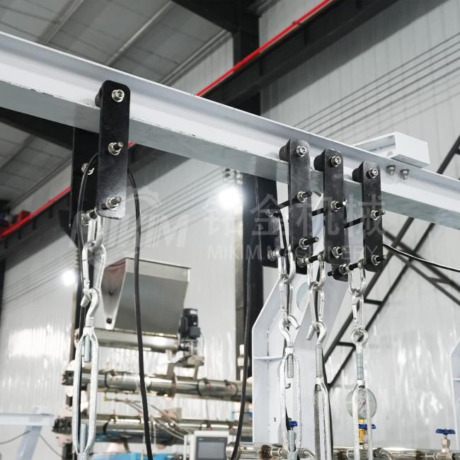 Heavy-duty slide rail system for easy maintenance and mold change of the extruder barrel.