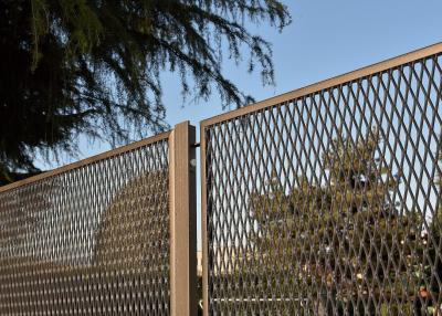 China Pvc van Mesh Fence van het weg bedekte Veiligheid Uitgebreid Metaal 2.0m Breedte met een laag 2.5m Hoogte Te koop