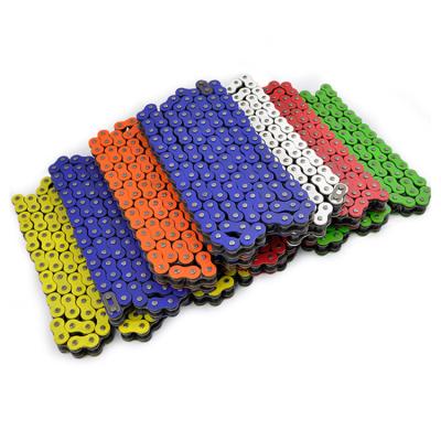 Chine Ensembles de chaînes de moto personnalisées OEM 420/428/428h/520/525/530/630 pour différents modèles à vendre