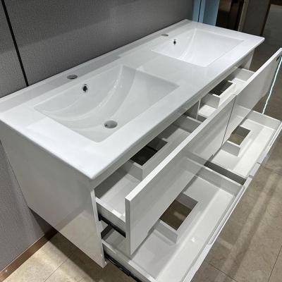 Chine Les Cabinets de salle de bains de flottement de PVC ont reflété la double vanité de salle de bains à vendre