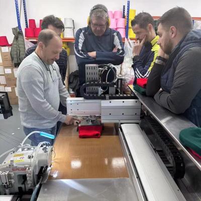 Κίνα 1500W τάση 220V 50/60HZ αυτόματη πλεκτή κάπα καπέλο overlock ραπτομηχανή για την αγορά προς πώληση