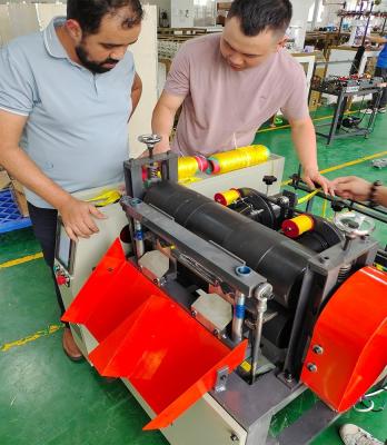 Κίνα 2-4 Τροφοδότης Κινέζικες Φράγκες Tassel Machine για την παραγωγή Beanie Pompom προς πώληση