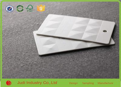 China La aduana de grabación en relieve imprimió las etiquetas colgantes milímetro de laminación de Matt de 300Gsm 26 x 30 para Germent en venta
