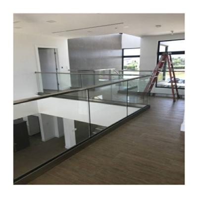 Cina Galvanised u base fence deck glass balusters patio door guard rail in vendita