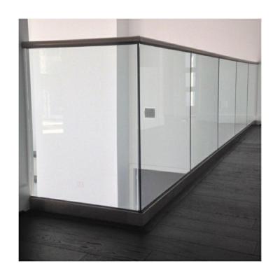 Cina U base railing veranda glass panels patio border wall in vendita