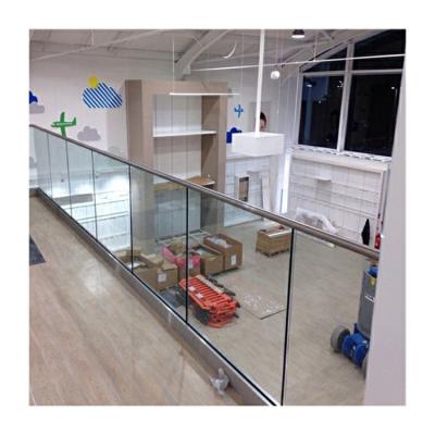 中国 Frameless Tempered Glass Railing with Embedded Aluminum U Base Channel for Balcony 販売のため
