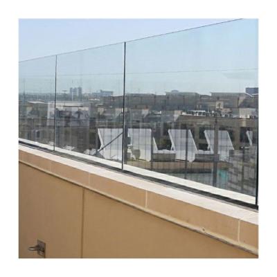 中国 U base glass fencing glass balustrade panels flat roof handrail systems 販売のため