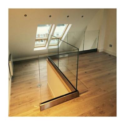 Cina Stainless Steel U Profile Glass Railing System Balcony Glass Railing Design in vendita