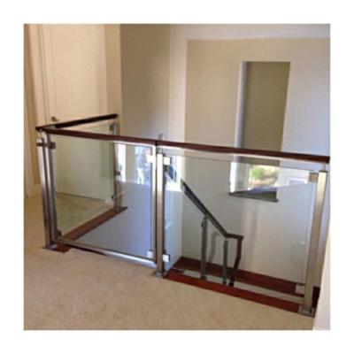 China EN12543 glass railings patio balustrade ultra white glass metal porch railing à venda