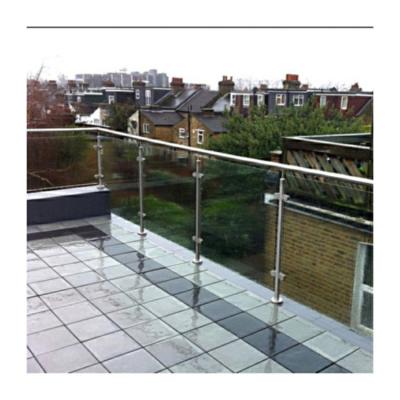中国 Blue tinted glass banister roof deck railing design stainless post and glass railing 販売のため