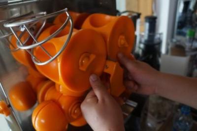 Κίνα Εμπορική πορτοκαλιά μηχανή Juicer καταστημάτων, πορτοκαλί Squeezer αυτόματο Juicer ανοξείδωτου προς πώληση