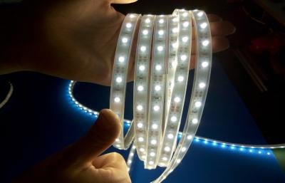 Cina Striscia di SMD3528 RGB LED, strisce impermeabili a pile della luce del LED in vendita