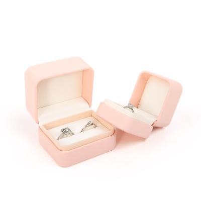 China Groothandel Juwelen Verpakking Ring Box Custom Juwelen Verpakking Luxe roze Leders sieraden dubbele Ring Box voor bruiloft verloving Te koop