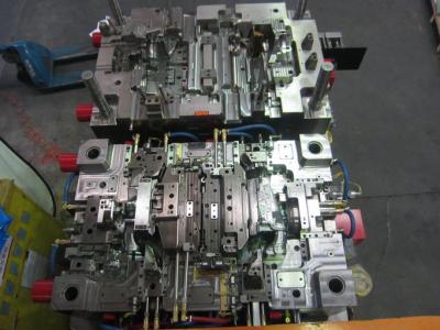 Cina Lo stampaggio ad iniezione di plastica con materiale TPU+PA66, le parti utilizzate nell'automobile sistema. in vendita