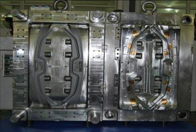 Cina Stampaggio ad iniezione di plastica automobilistico per la muffa calda materiale del corridore dei ricambi auto PA66 GF30 in vendita