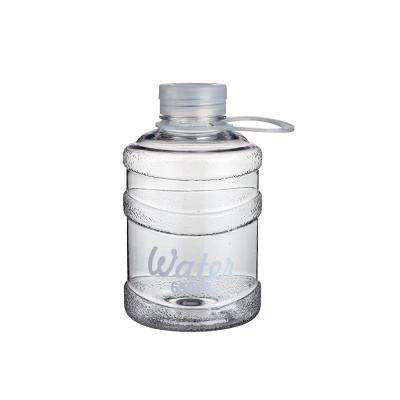 Cina Bottiglia di plastica personale alla moda di grande capacità di progettazione 600ml di forma della bottiglia di acqua minerale in vendita