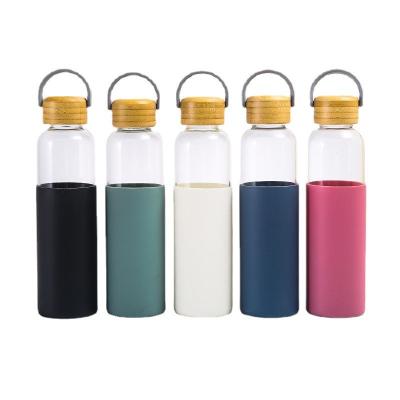 Cina Single Wall High Borosilicate Glass Drink Water Bottle Colorful Silicone Cover in vendita