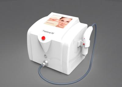 Cina Macchina frazionaria portatile 2MHz & 50W di rf Microneedle per il poro degli strizzacervelli in vendita