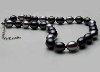 Cina La collana nuziale funky della perla del riso delle donne progetta la forma ed il colore di Cuatomized in vendita