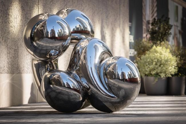 Mirror polished steel knot sculpture from Richard Hudson exhibiting in DIFC, Dubai. Photo Credit: Leila Heller Gallery