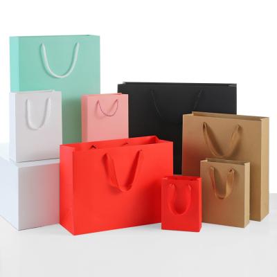 Cina Panton ha riciclato la borsa di carta del regalo in vendita