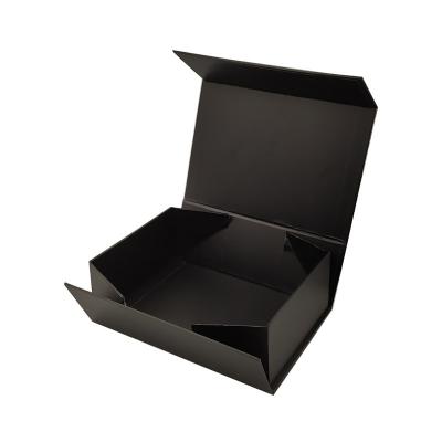 Cina contenitore di regalo magnetico nero del cartone 1200g Matte Lamination For Clothes in vendita