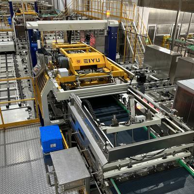 中国 ガラスプラスチックボトルのための完全自動ケージトロッリーコンベアベルトシステム 販売のため