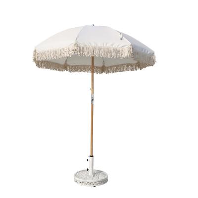 China De openlucht 2M Wood Pole Fiberglass Paraplu van de Ribben Rechte Zon met Leeswijzer Te koop