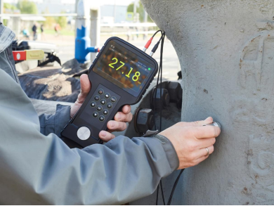 TME580 EMAT Thickness Gauge front view and display interface