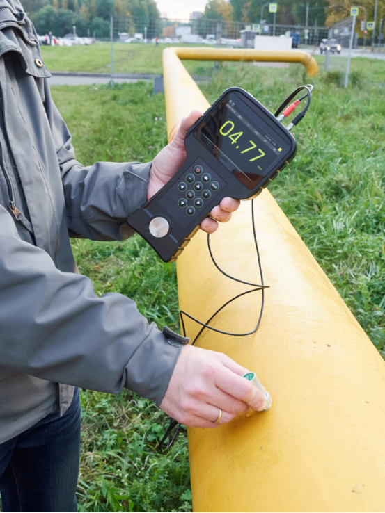 TME580 EMAT Thickness Gauge in operation with sensor placement