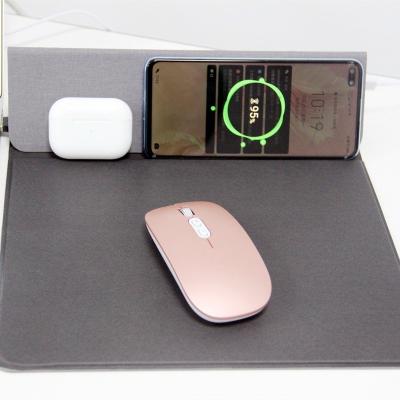 Cina Cuscinetto di topo non tossico pieghevole con il supporto del telefono, stazione di carico del cuscinetto di topo 10W in vendita