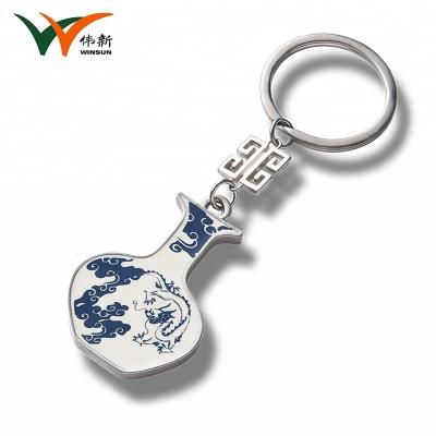 Cina Bottiglia molle della porcellana di Keychain dello smalto dei portachiavi a anello promozionali bianchi blu a forma di in vendita