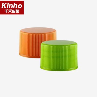 Cina Tappo di bottiglia cosmetico da 18 mm Tappo a vite in PP da 20 mm 24 mm 28 mm per kit da viaggio per bottiglie a coste lisce in vendita