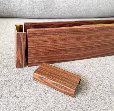 Chine épaisseur de plafond de cloison de 300x300x3000mm U taille adaptée aux besoins du client par 0.5mm à vendre