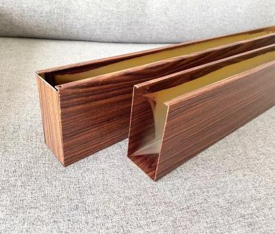 Chine épaisseur de plafond de cloison de 300x300x3000mm U taille adaptée aux besoins du client par 0.5mm à vendre