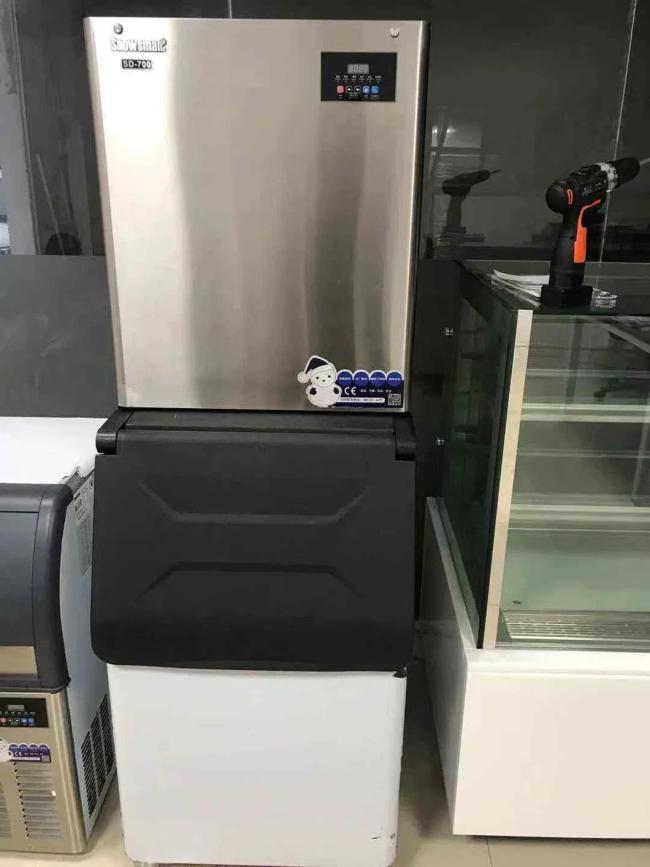 Ice maker detailed view 1
