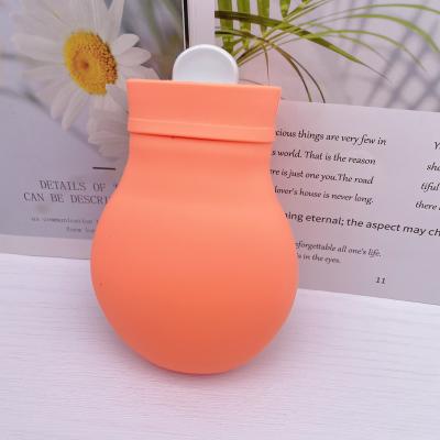 China Toque suave y cómoda bolsa de agua caliente de silicona para terapia de calor y frío en venta