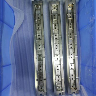 Cina Materiale di plastica su misura delle parti 58-60HRC SKD61 dello stampaggio ad iniezione di precisione in vendita