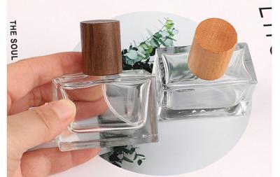 Cina Portatile da 30 ml per flacone di profumo spray in vetro noce con coperchio in faggio in vendita