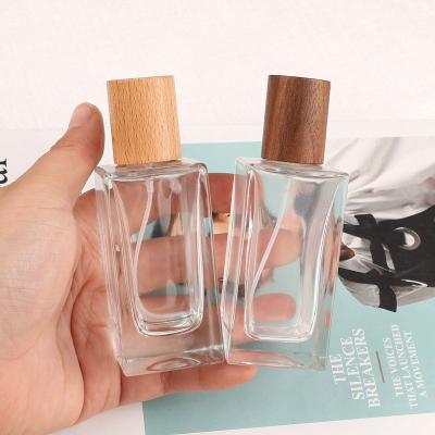 Cina Flacone spray per profumo d'acqua profumato alla noce portatile da 30 ml in vetro da 50 ml in vendita
