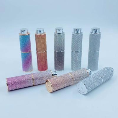 Cina Bottiglia di profumo spray ricaricabile da 8 ml in pelle rotante in vetro in vendita