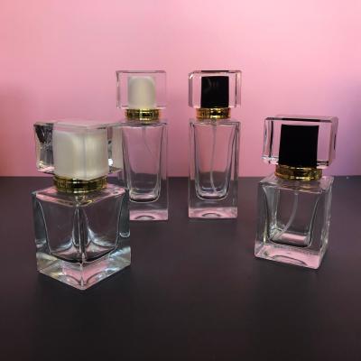 Cina Flacone di profumo da 30 ml Bottiglia da 50 ml con tappo in acrilico spray in vetro quadrato in vendita