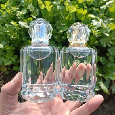 Cina Bottiglia di profumo in vetro bianco cristallo da 100 ml a baionetta cilindrica a strisce verticali in vendita