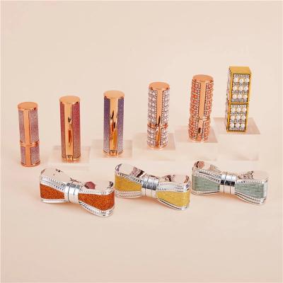 China A pérola vazia do tubo do batom do diamante dourado da forma do laço geou a cor do inclinação à venda