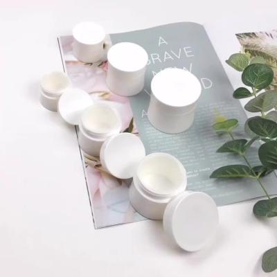 Cina Cilindro bianco vuoto crema su ordinazione all'ingrosso di Logo Plastic Cosmetic Jar 15g 30g 50g in vendita